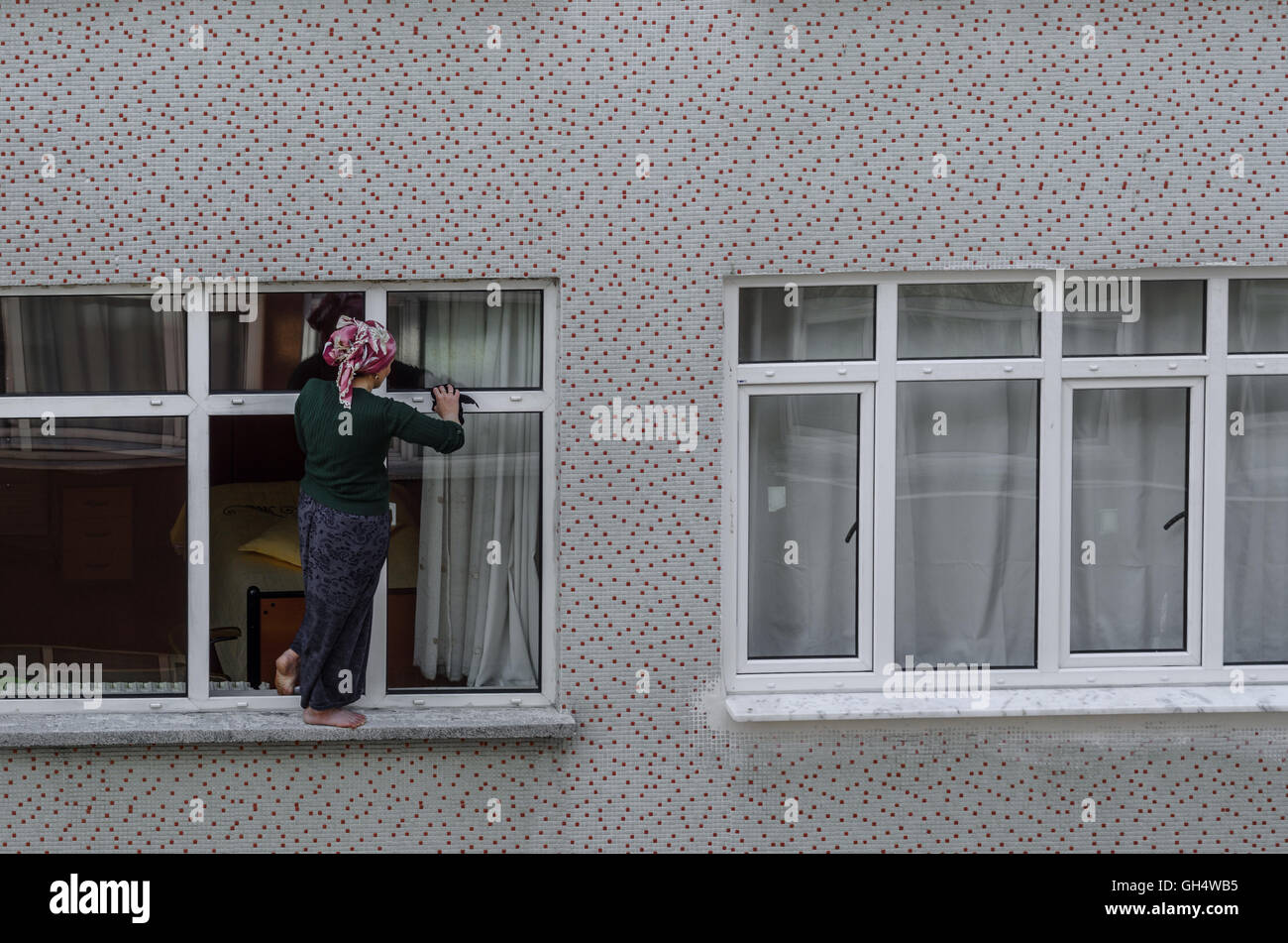 Women cleaning windows hi-res stock photography and images - Alamy