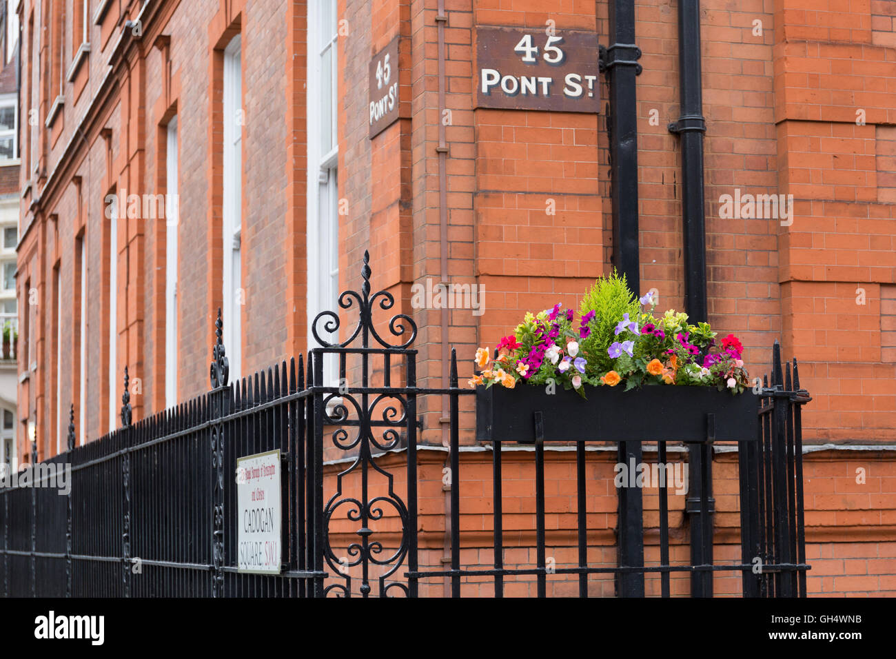 Pont street chelsea hi-res stock photography and images - Alamy