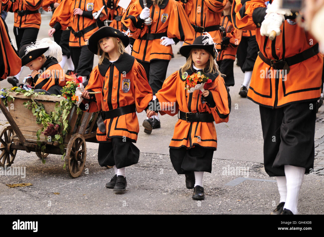 geography / travel, Germany, Bavaria, Munich, performers in traditional ...