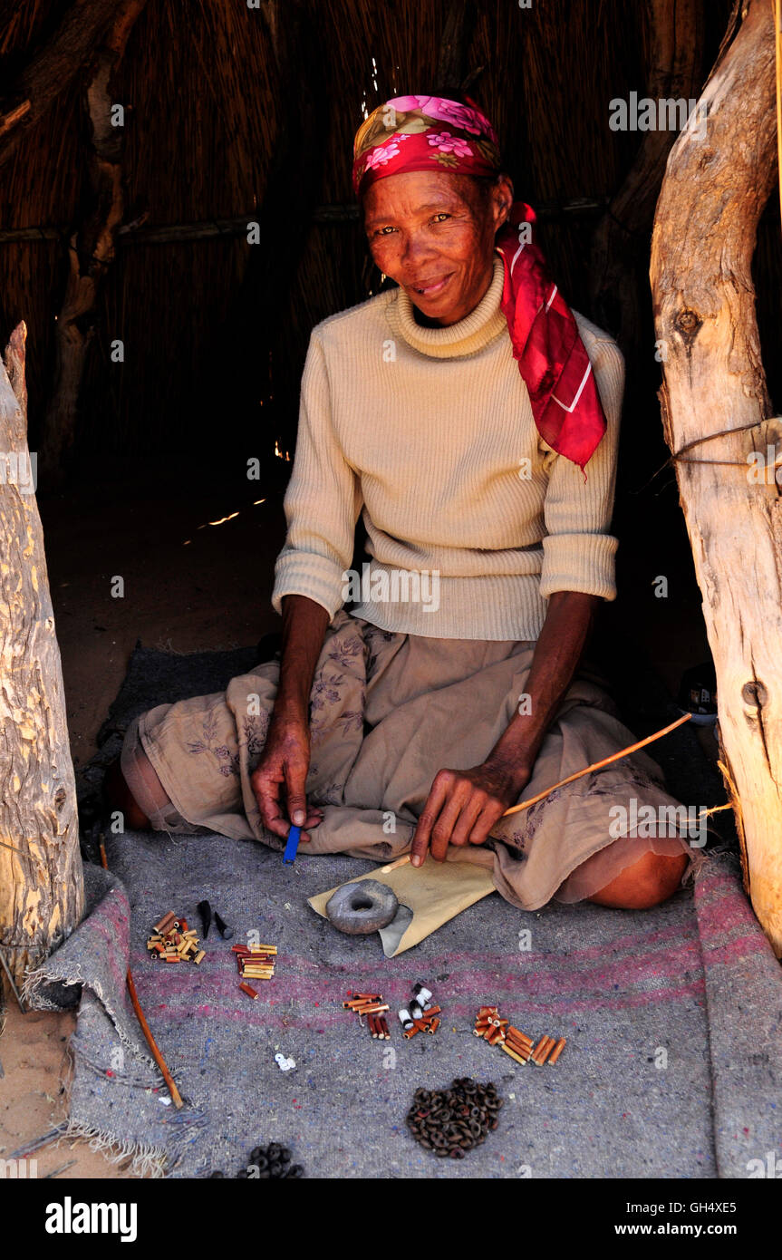 geography / travel, South Africa, Bushmen woman at the manufacture of ...