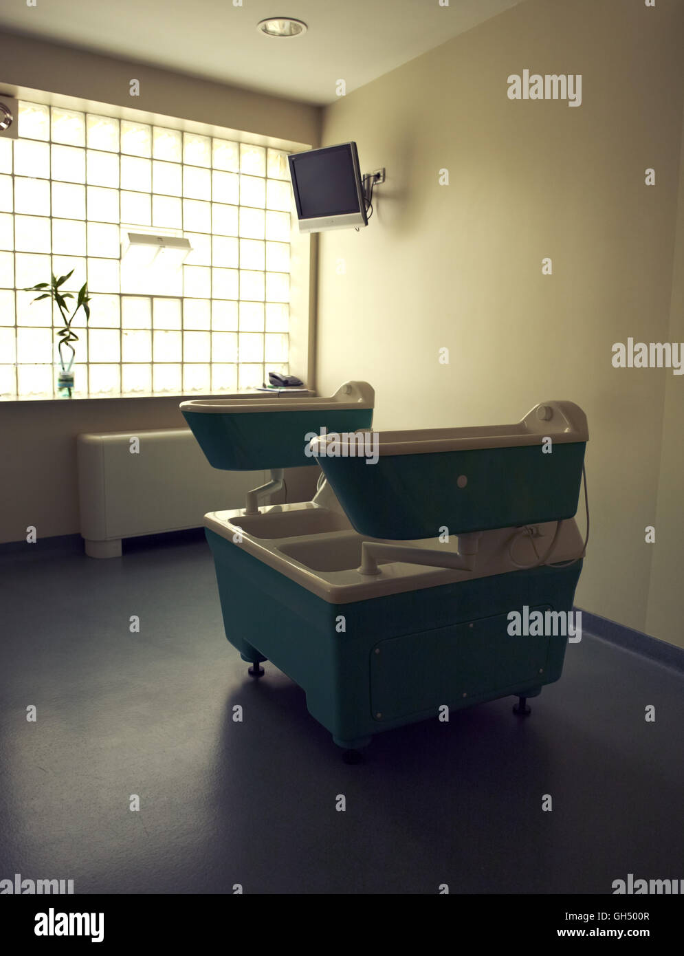 Four cell bath hi-res stock photography and images - Alamy