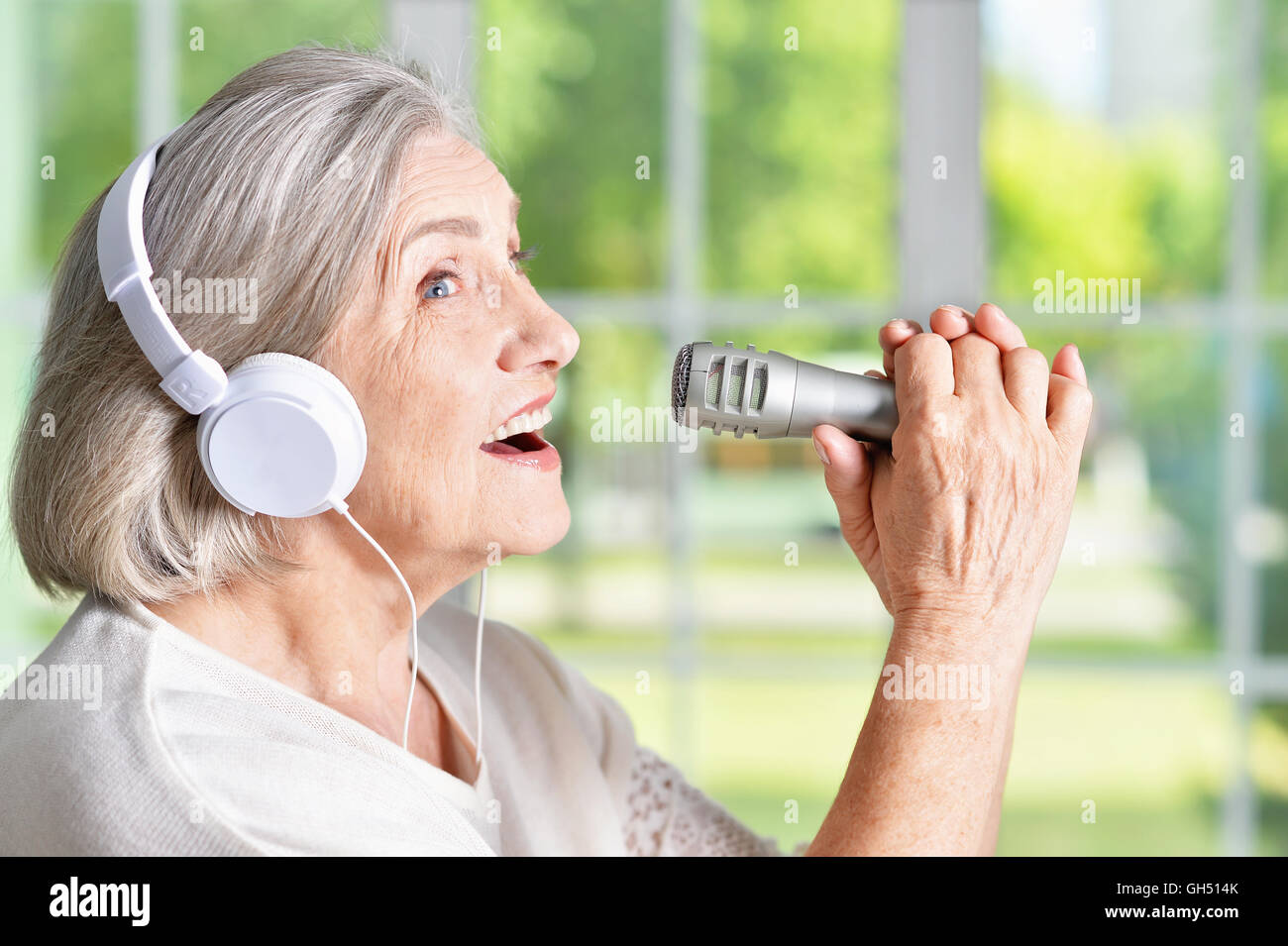 Grey haired mature singer hi-res stock photography and images - Alamy