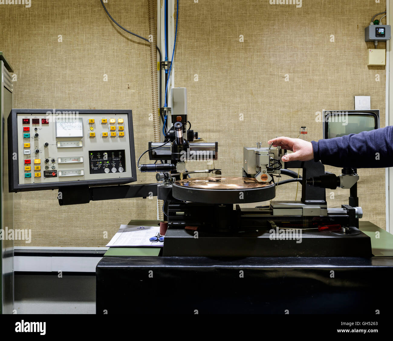 Creating the master. Record Industry Vinyl Factory, Haarlem ...
