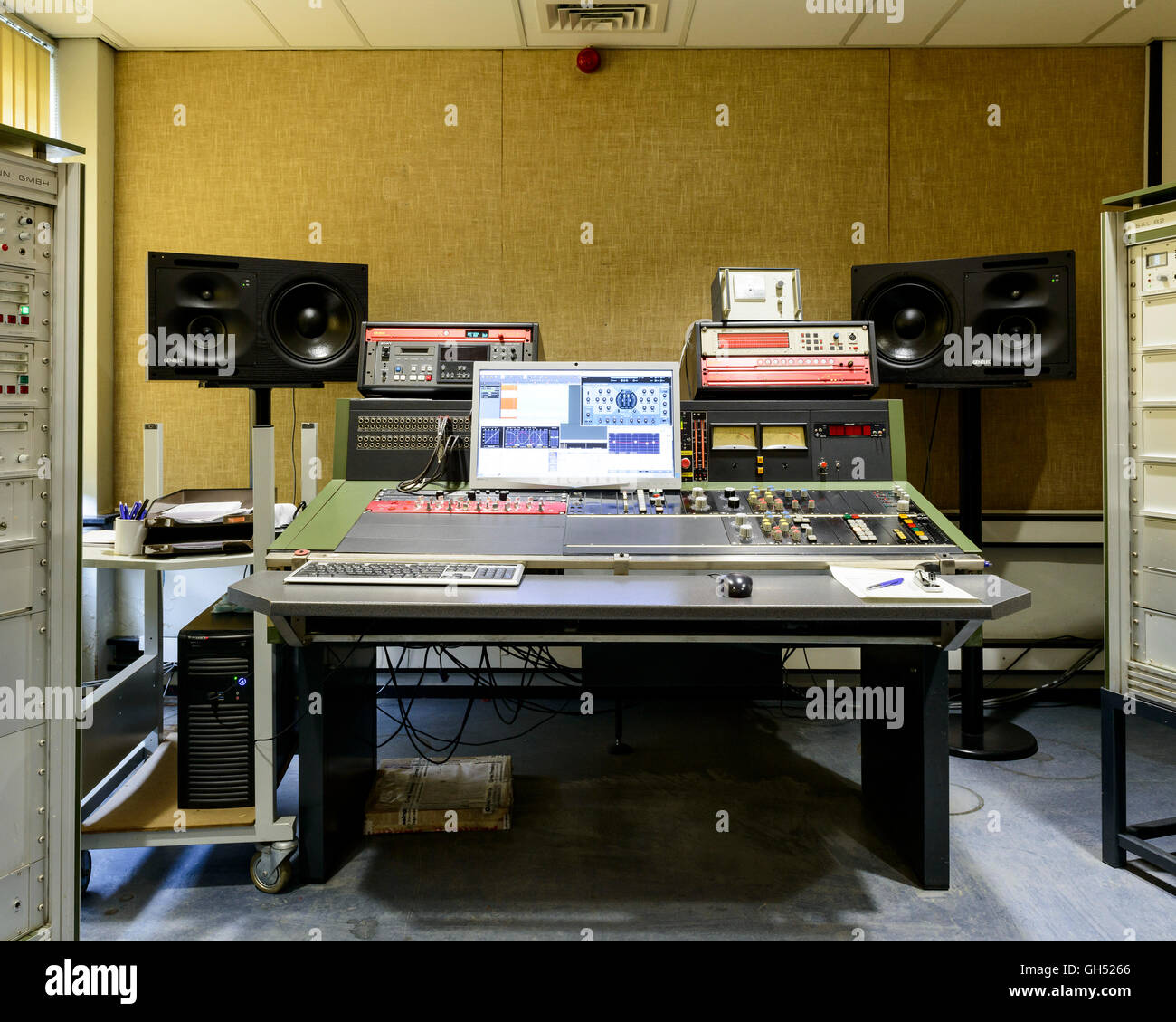 Record factory hi-res stock photography and images - Alamy