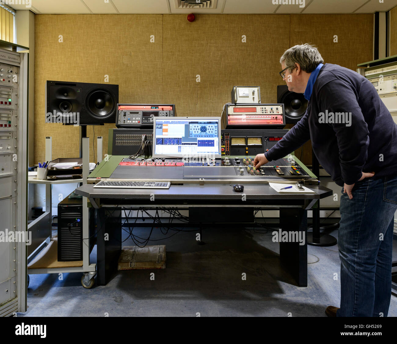Creating the master. Record Industry Vinyl Factory, Haarlem ...