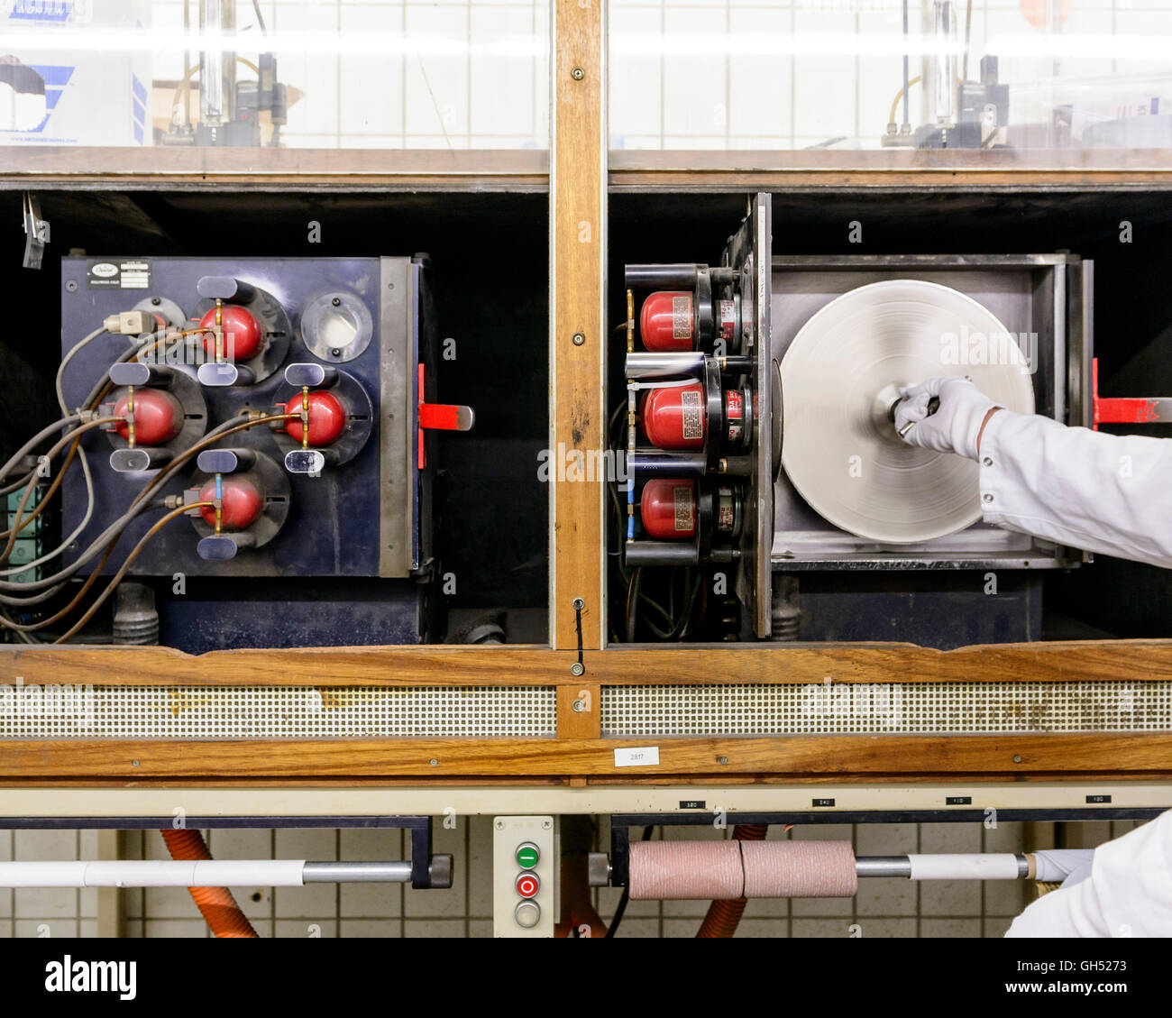 Polishing the negative. Record Industry Vinyl Factory, Haarlem ...