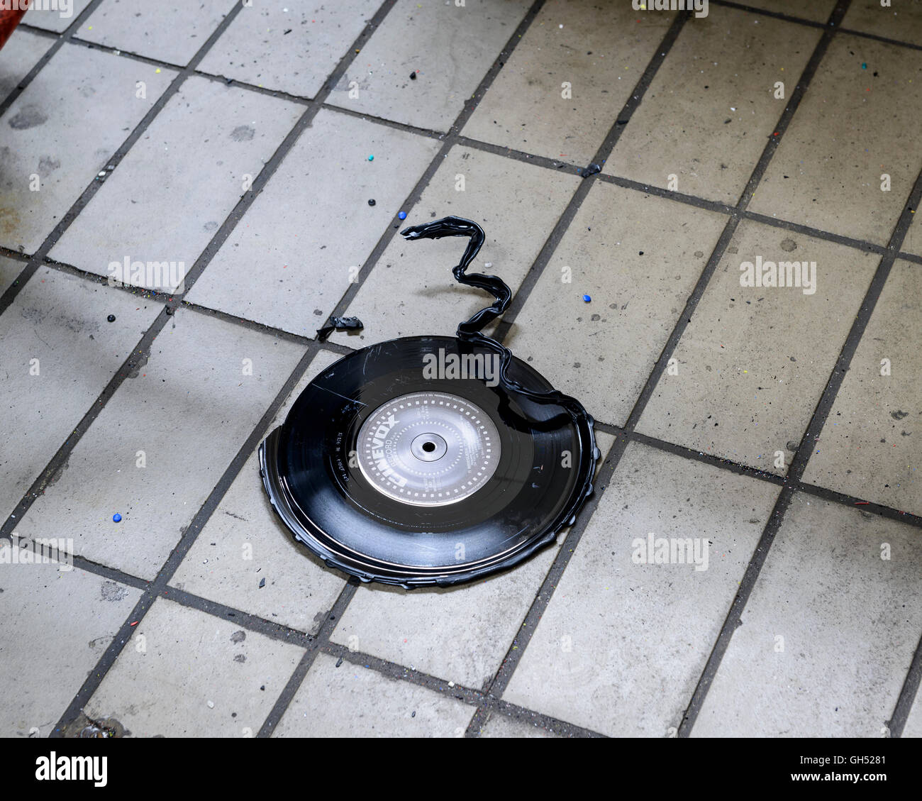 Broken vinyl record hi-res stock photography and images - Alamy