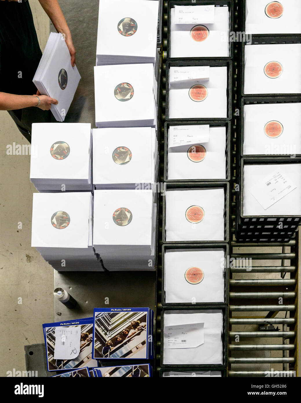 Packing record hi-res stock photography and images - Alamy