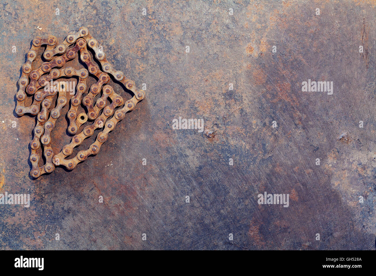 Old rust chain on metal work bench. Top view with copy space Stock ...