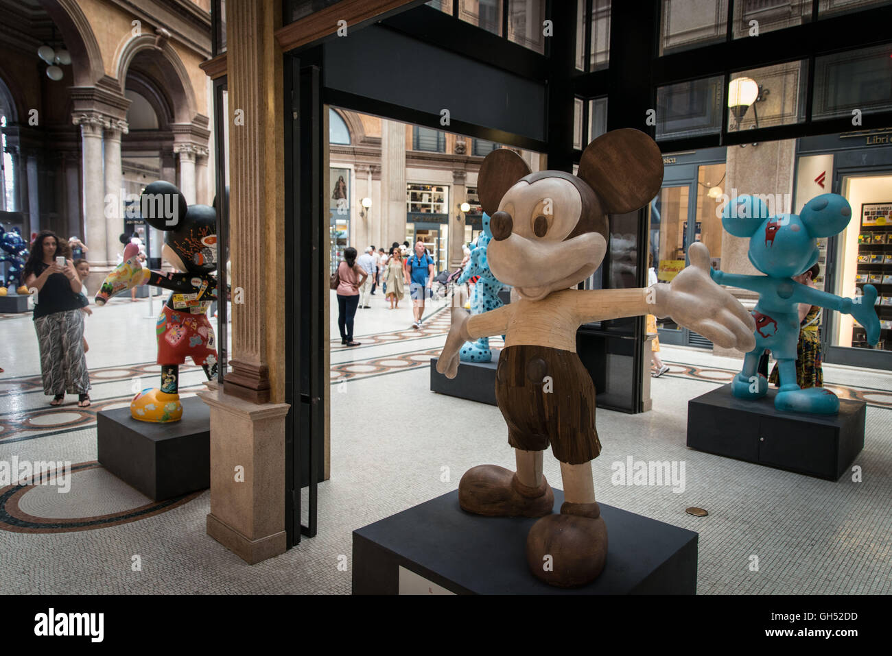 Statues walt disney mickey mouse hi-res stock photography and images ...