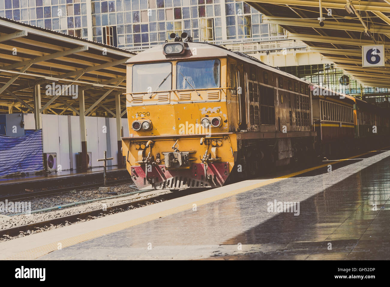 Train parking at Platform number 6 in station with Classic style Stock ...