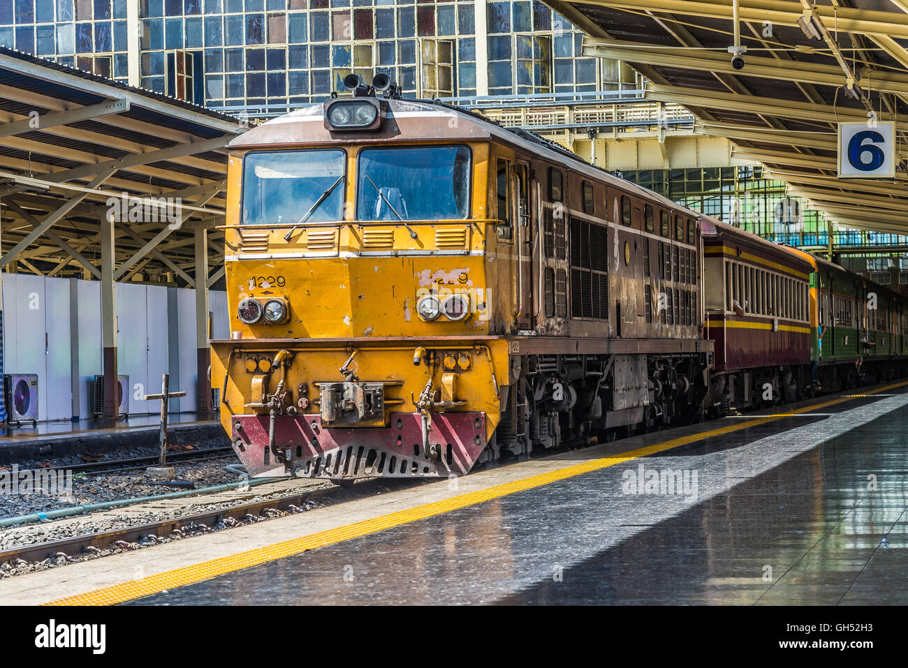 Train parking at Platform number 6 in station with HDR style 4 Stock ...