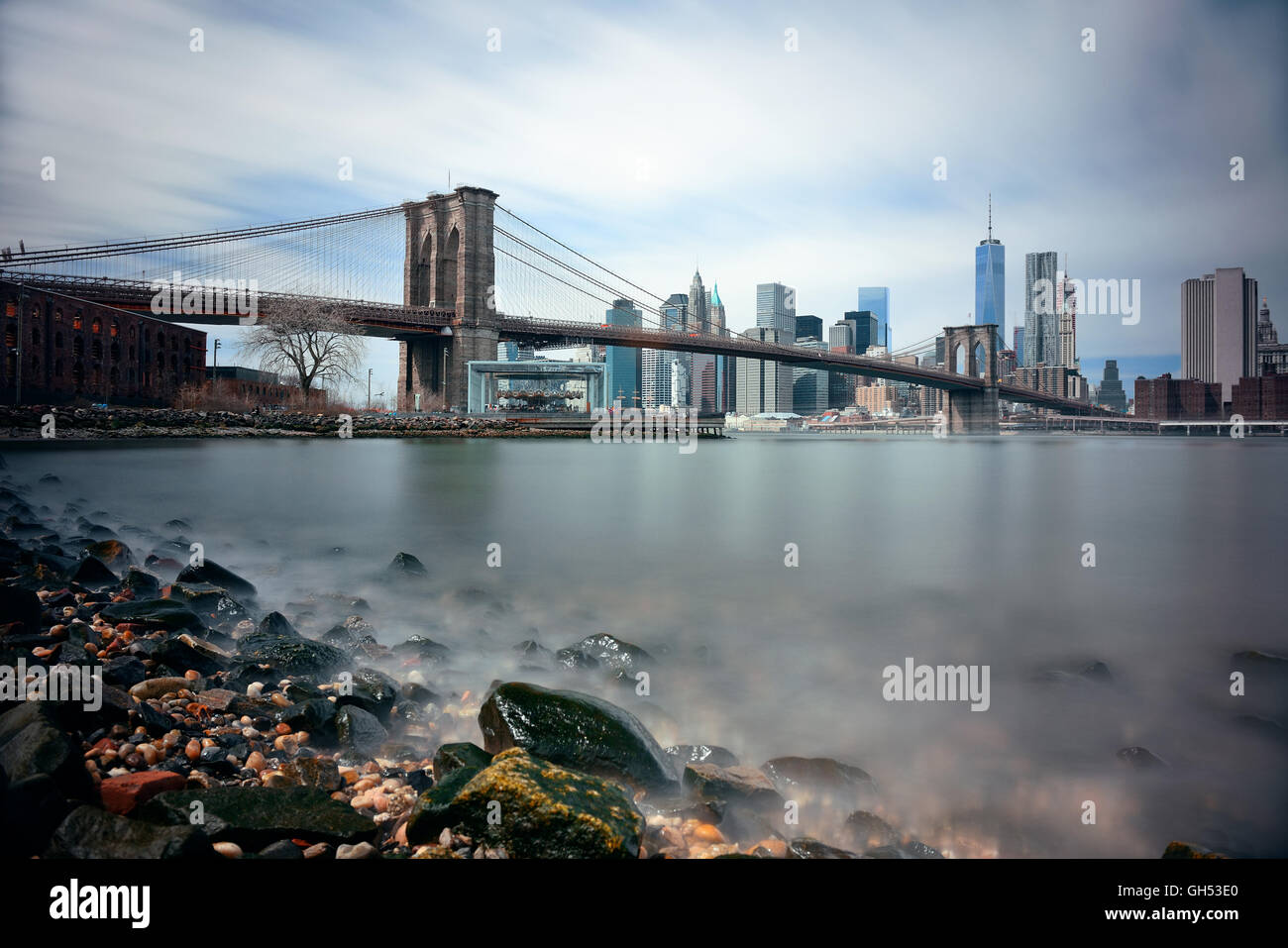 Pebble beach with Brooklyn Bridge and downtown Manhattan skyline in New ...