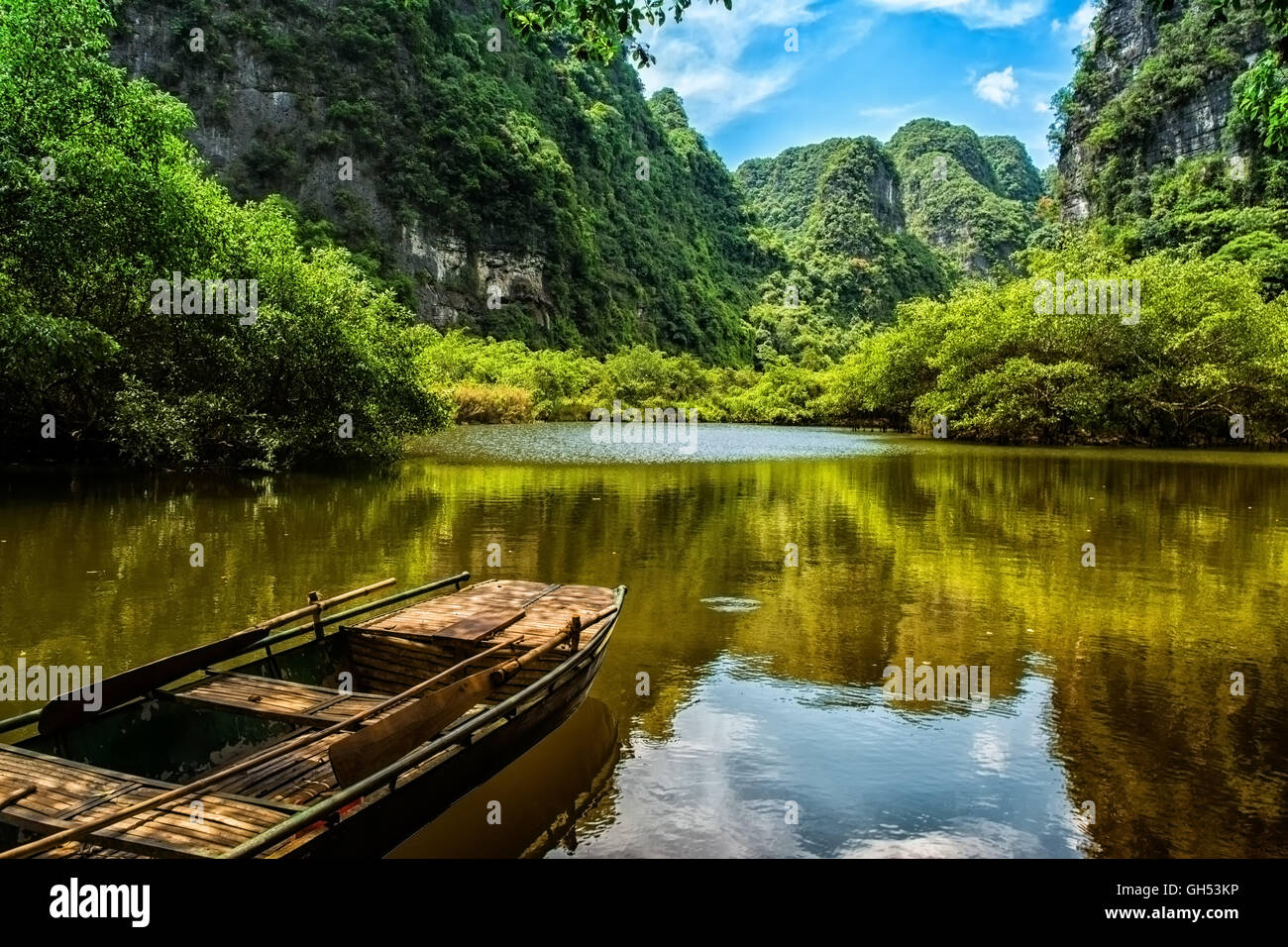 Ninh binh boat hi-res stock photography and images - Alamy