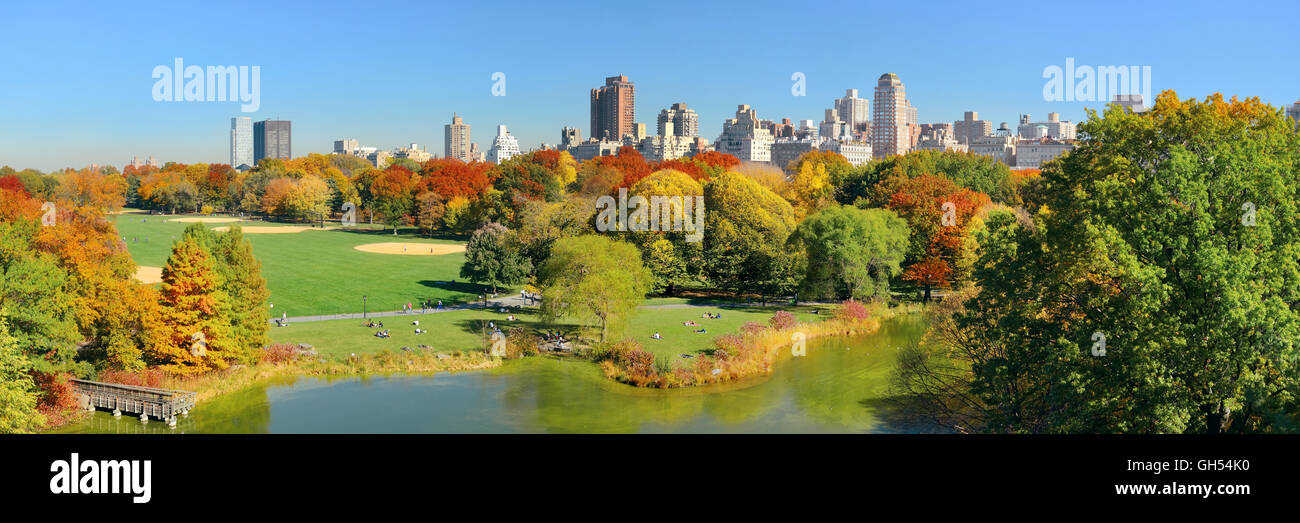 Lake and Autumn foliage with apartment buildings in Central Park of ...