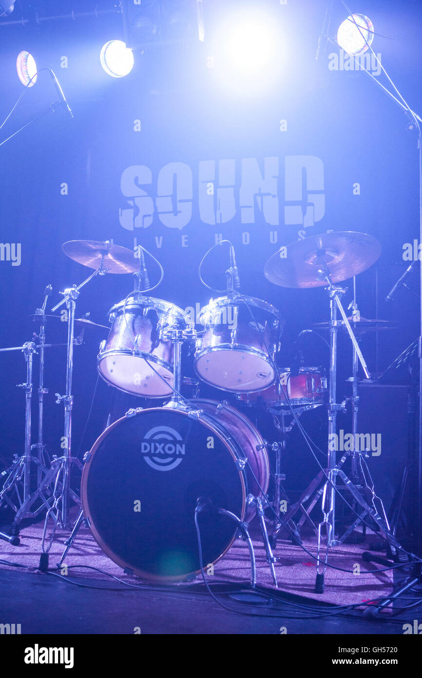 Resound hi-res stock photography and images - Alamy