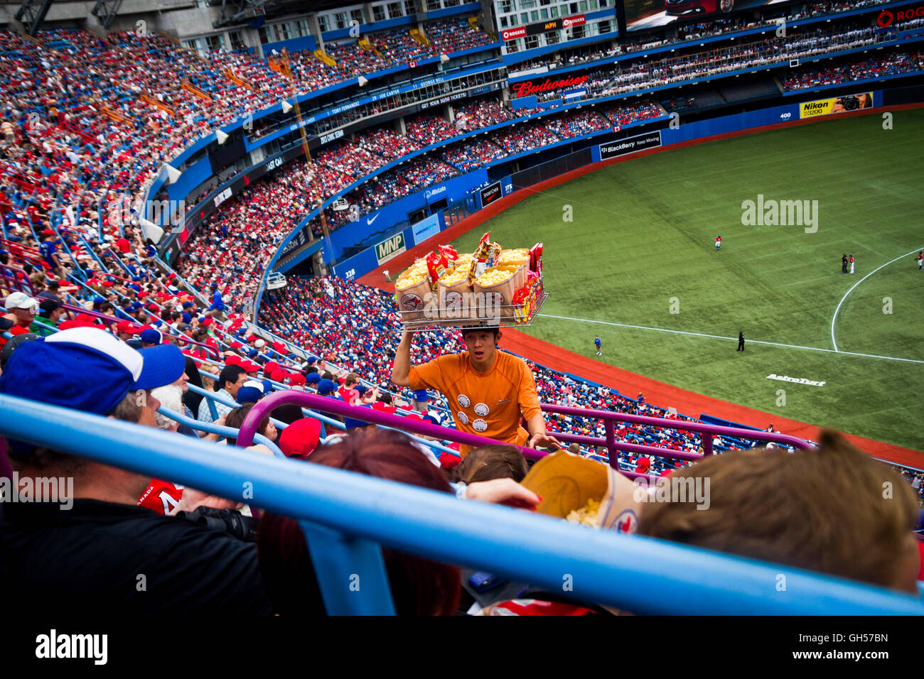 Vendor popcorn hi-res stock photography and images - Alamy