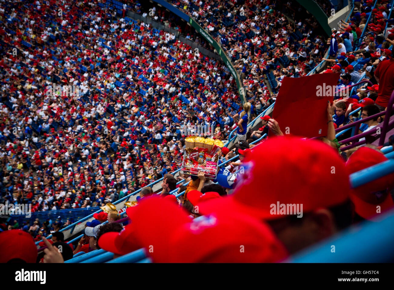 Vendor popcorn stadium hi-res stock photography and images - Alamy