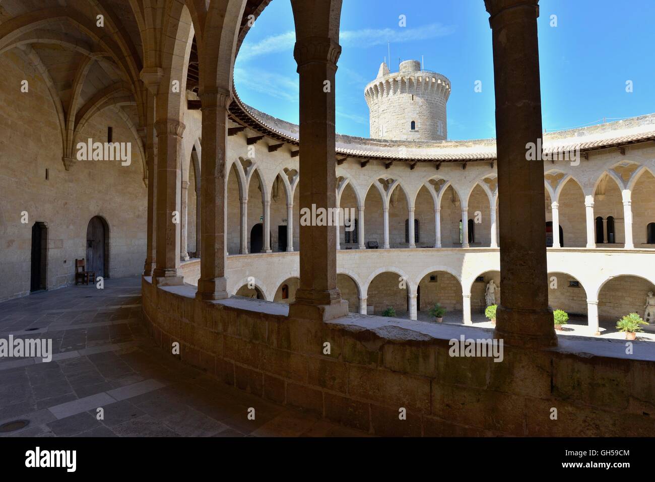 Two story arcade architecture hi-res stock photography and images - Alamy