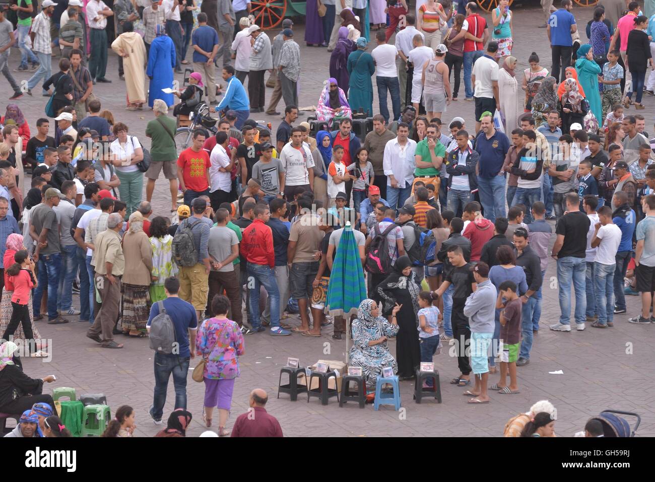 geography / travel, Morocco, crowd on the Place Djemma el-Fna ...