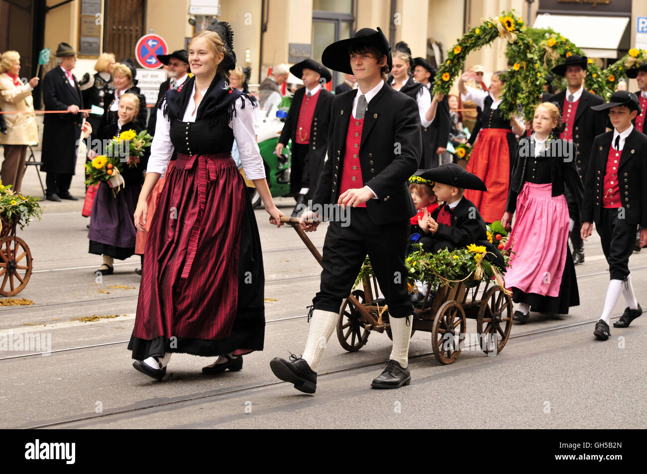 geography / travel, Germany, Bavaria, Munich, performers in traditional ...