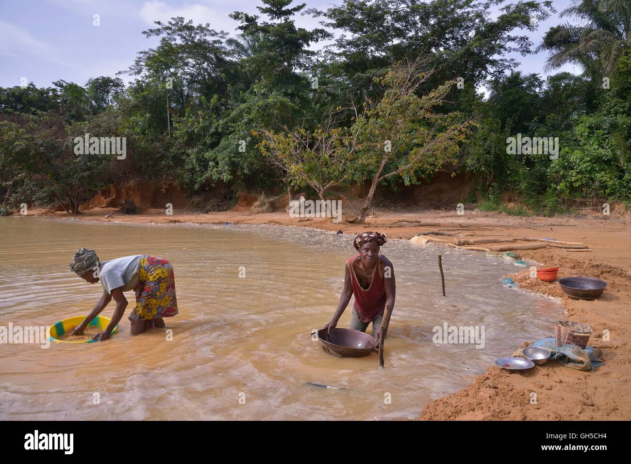 Gold washers hi-res stock photography and images - Alamy