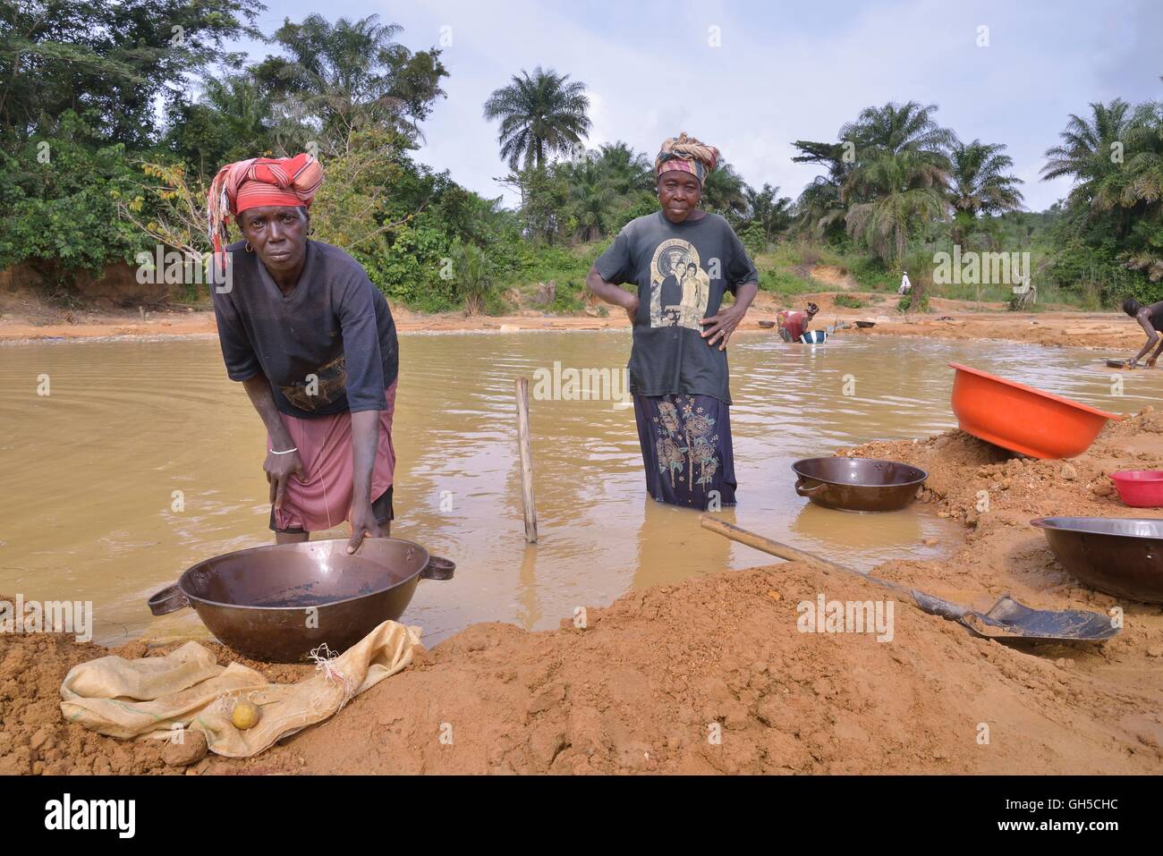 Gold washers hi-res stock photography and images - Alamy