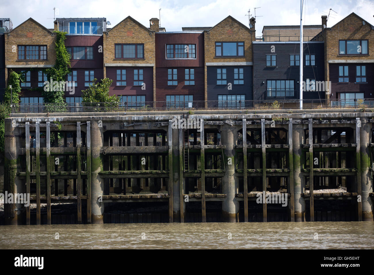 Riverside Living, along the banks of the River Thames, near Wapping ...