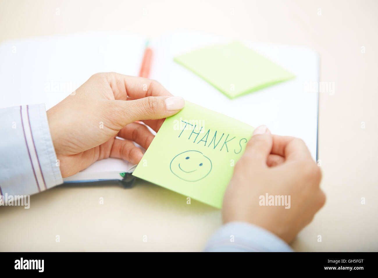Hands woman holding sticky note hi-res stock photography and images - Alamy
