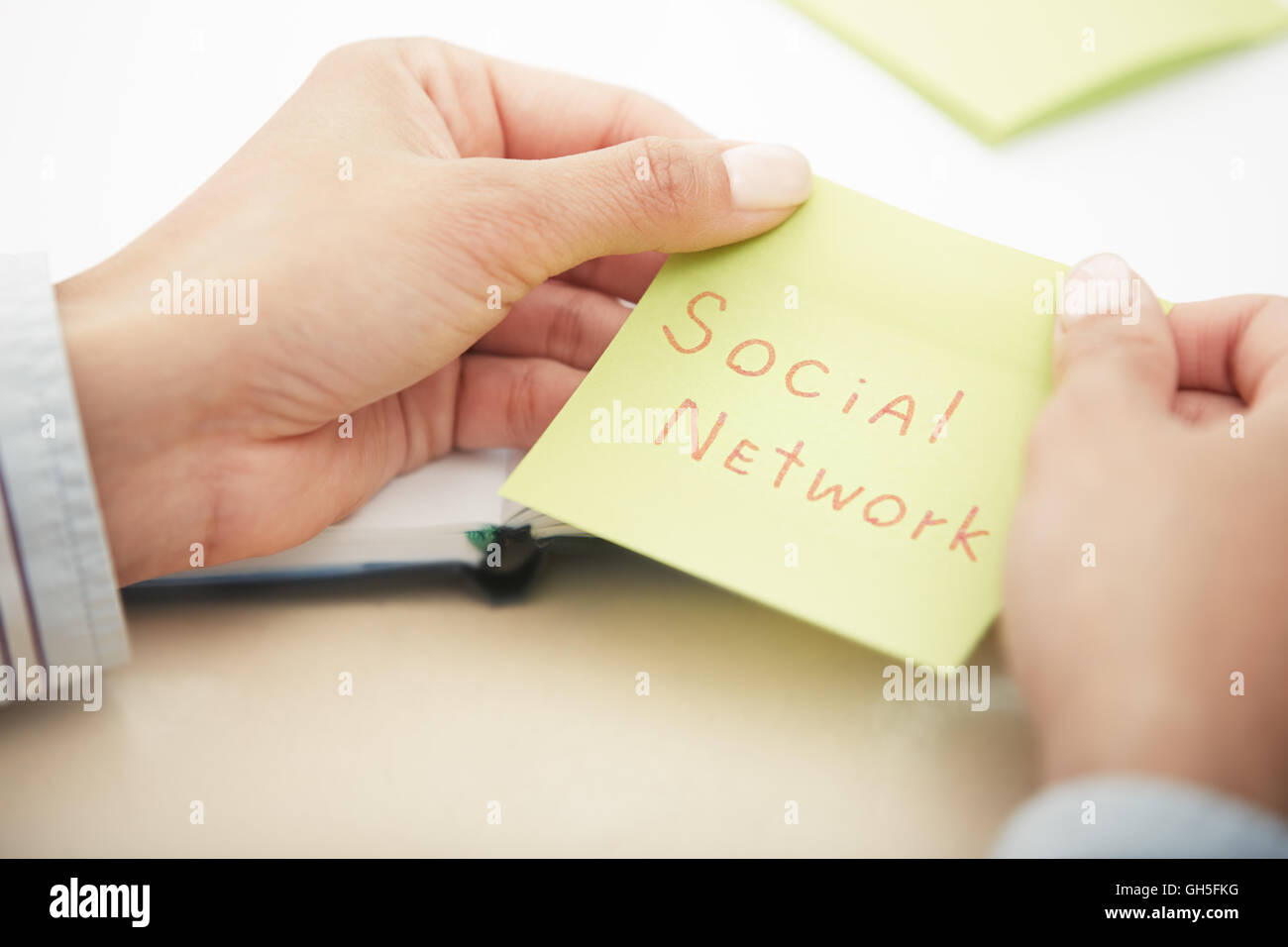 Hands holding sticky note with Social network text Stock Photo - Alamy