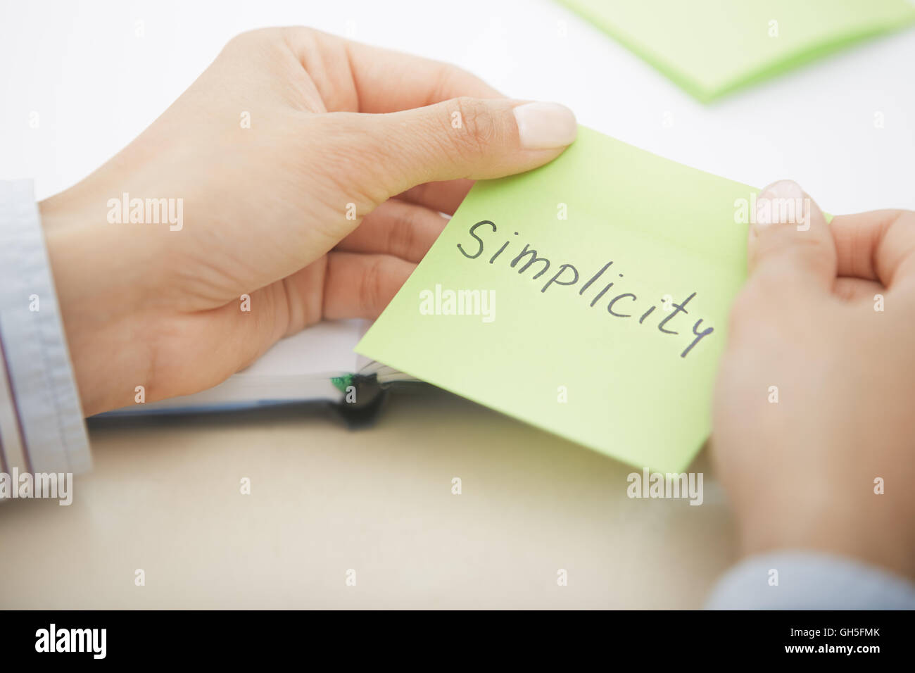 Hands holding sticky note with Simplicity text Stock Photo - Alamy