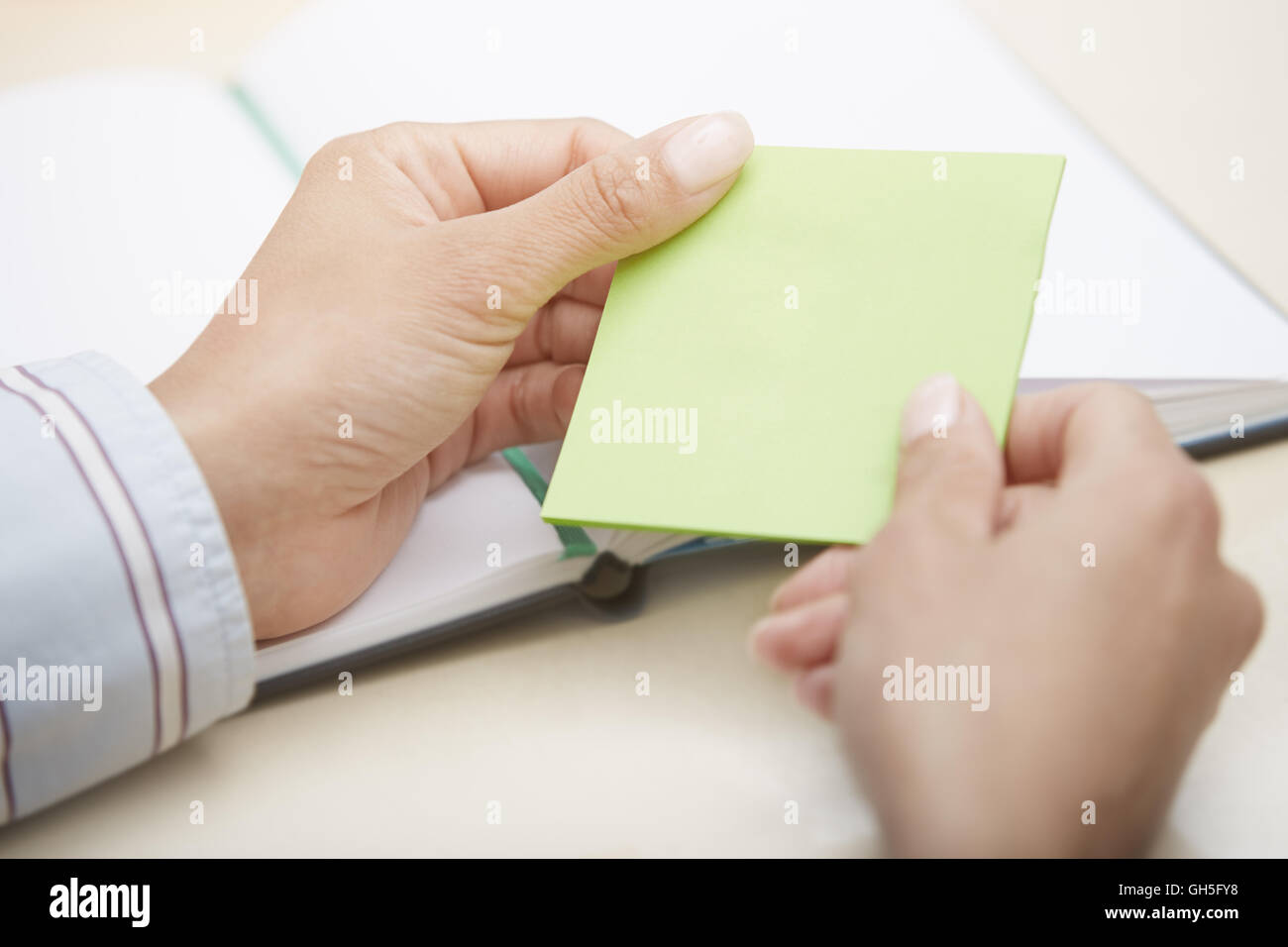 Hands holding green sticky note with empty space Stock Photo - Alamy