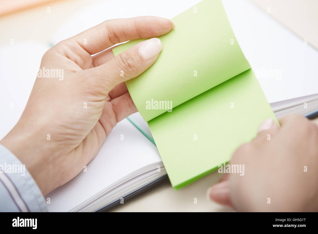 Hands holding green sticky note with empty space Stock Photo - Alamy