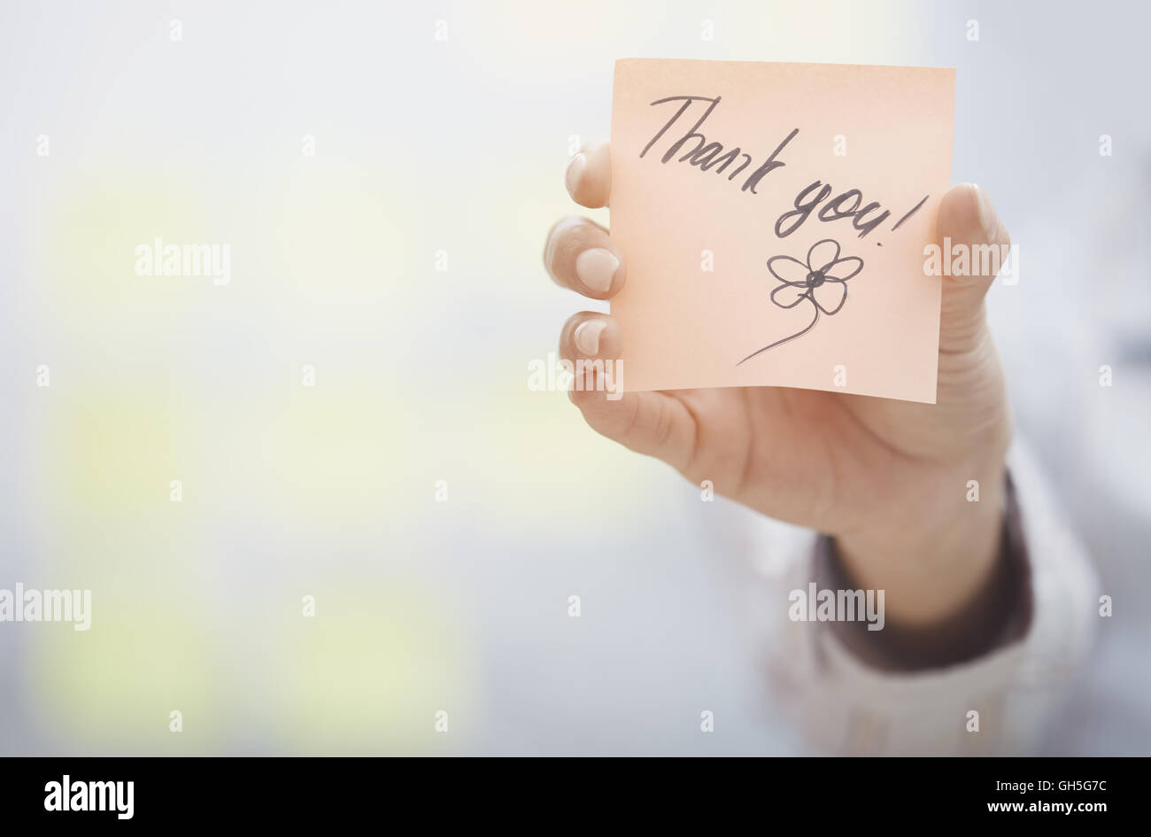 Woman holding sticky note with Thank you text Stock Photo - Alamy