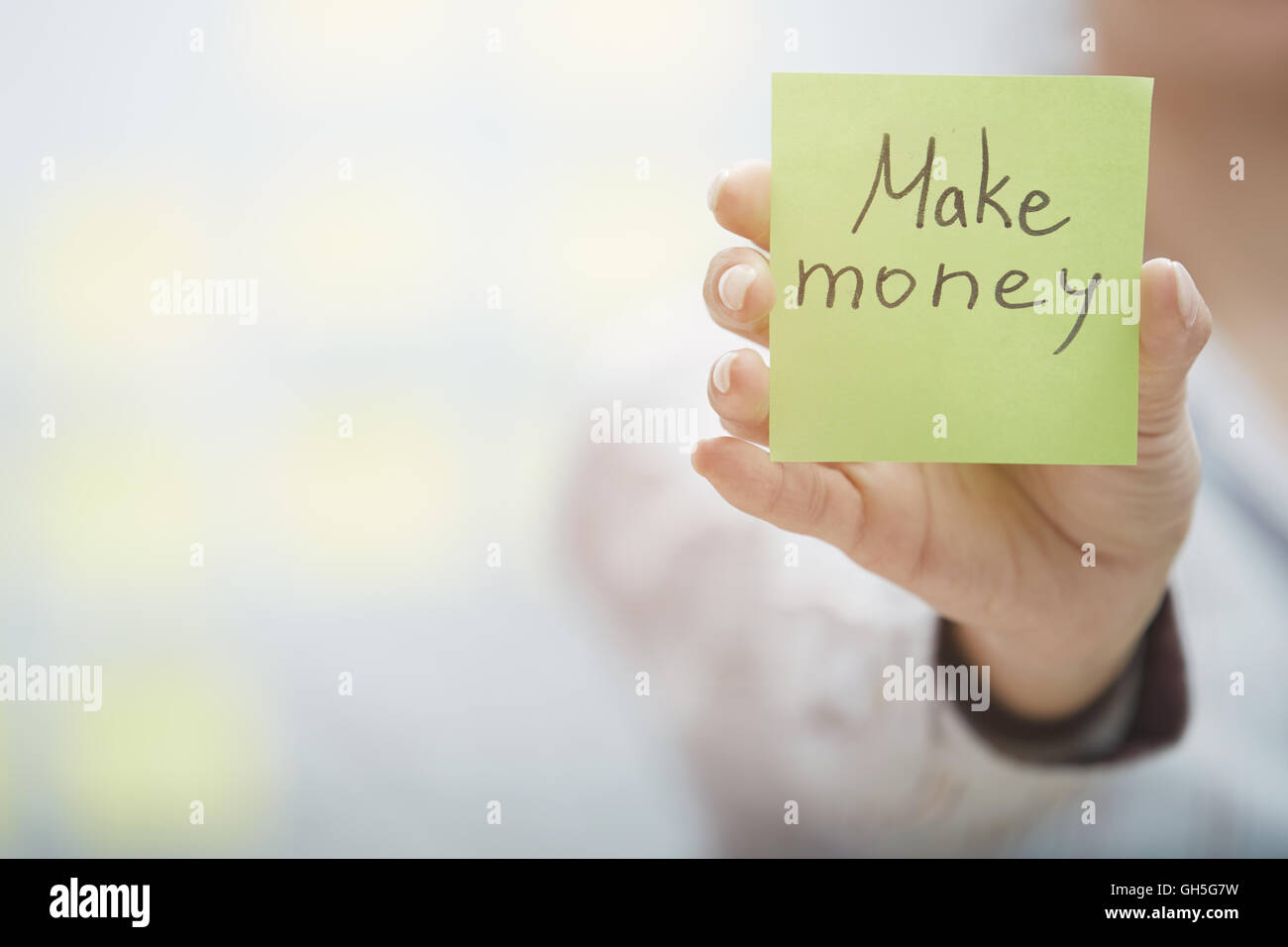 Holding sticky note hi-res stock photography and images - Alamy