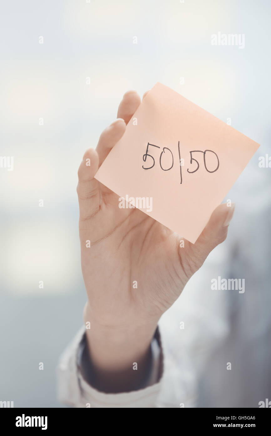 Hands woman holding sticky note hi-res stock photography and images - Alamy