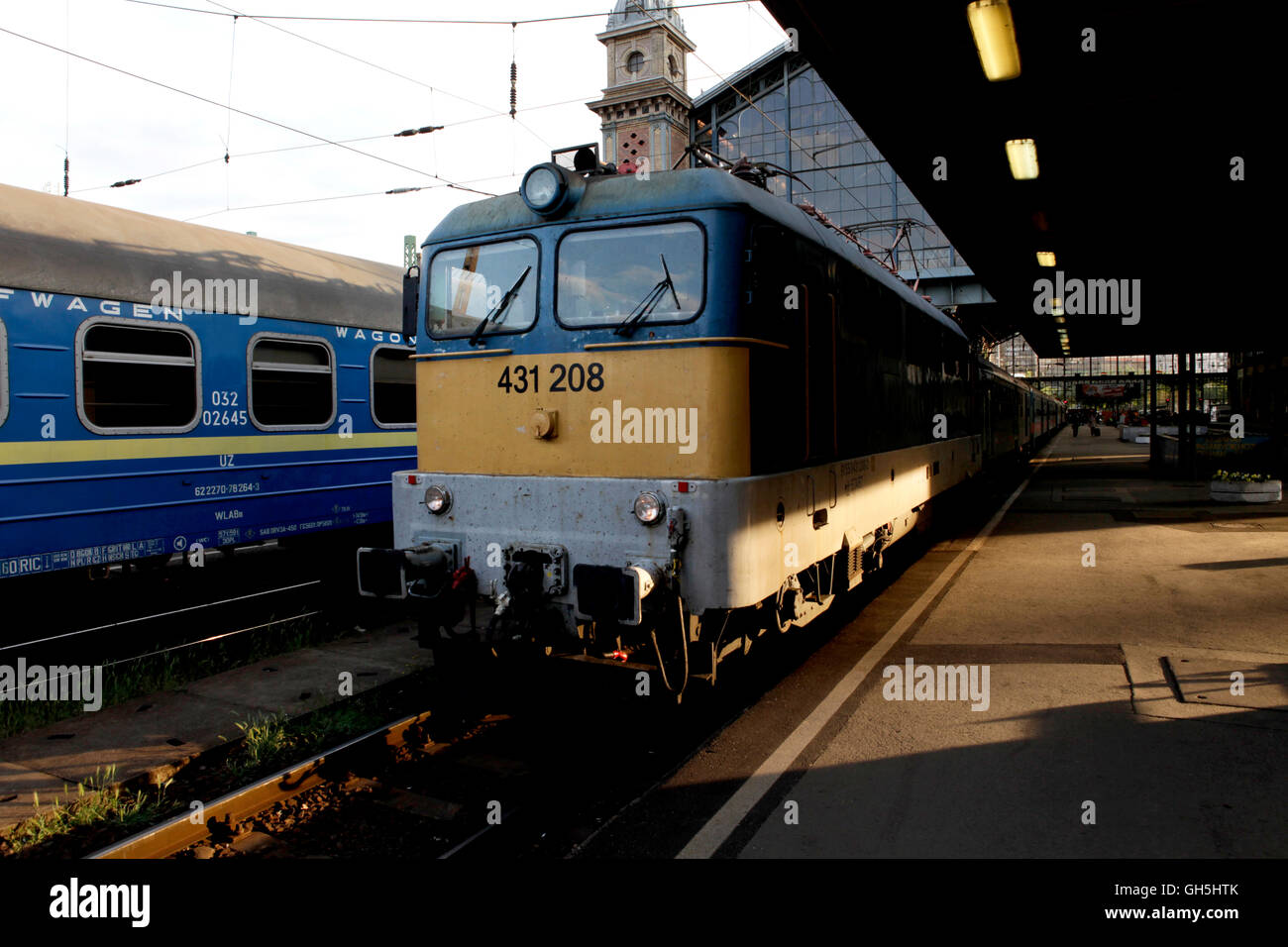 Blue yellow trains hi-res stock photography and images - Alamy