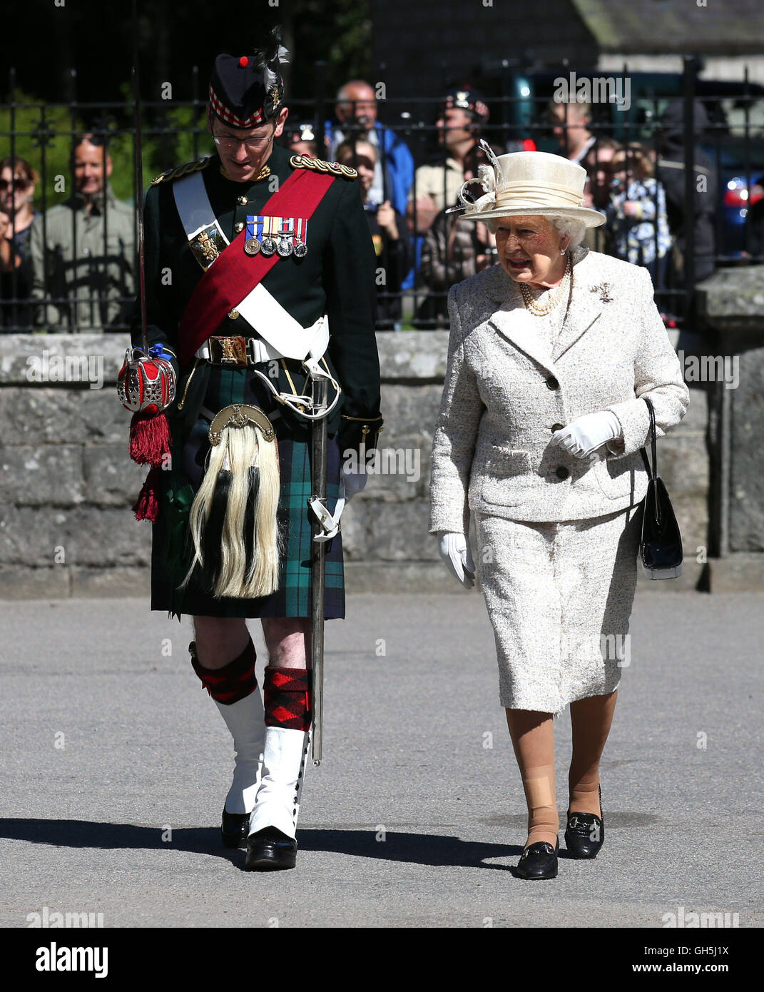 Queen Elizabeth II with Major Dougie Watson Royal Guard Commander at ...