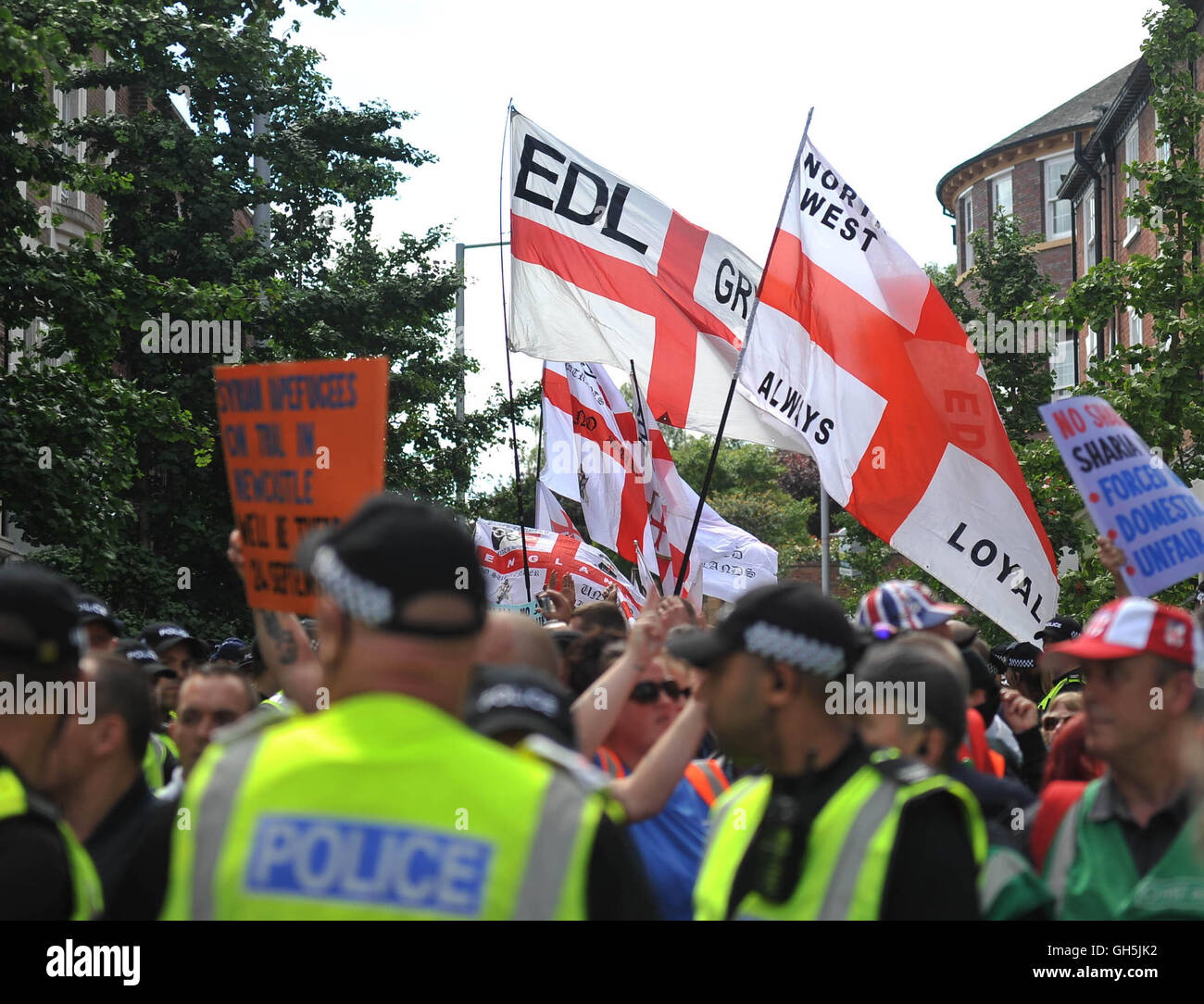 Far right group edl english defence league gather hi-res stock ...