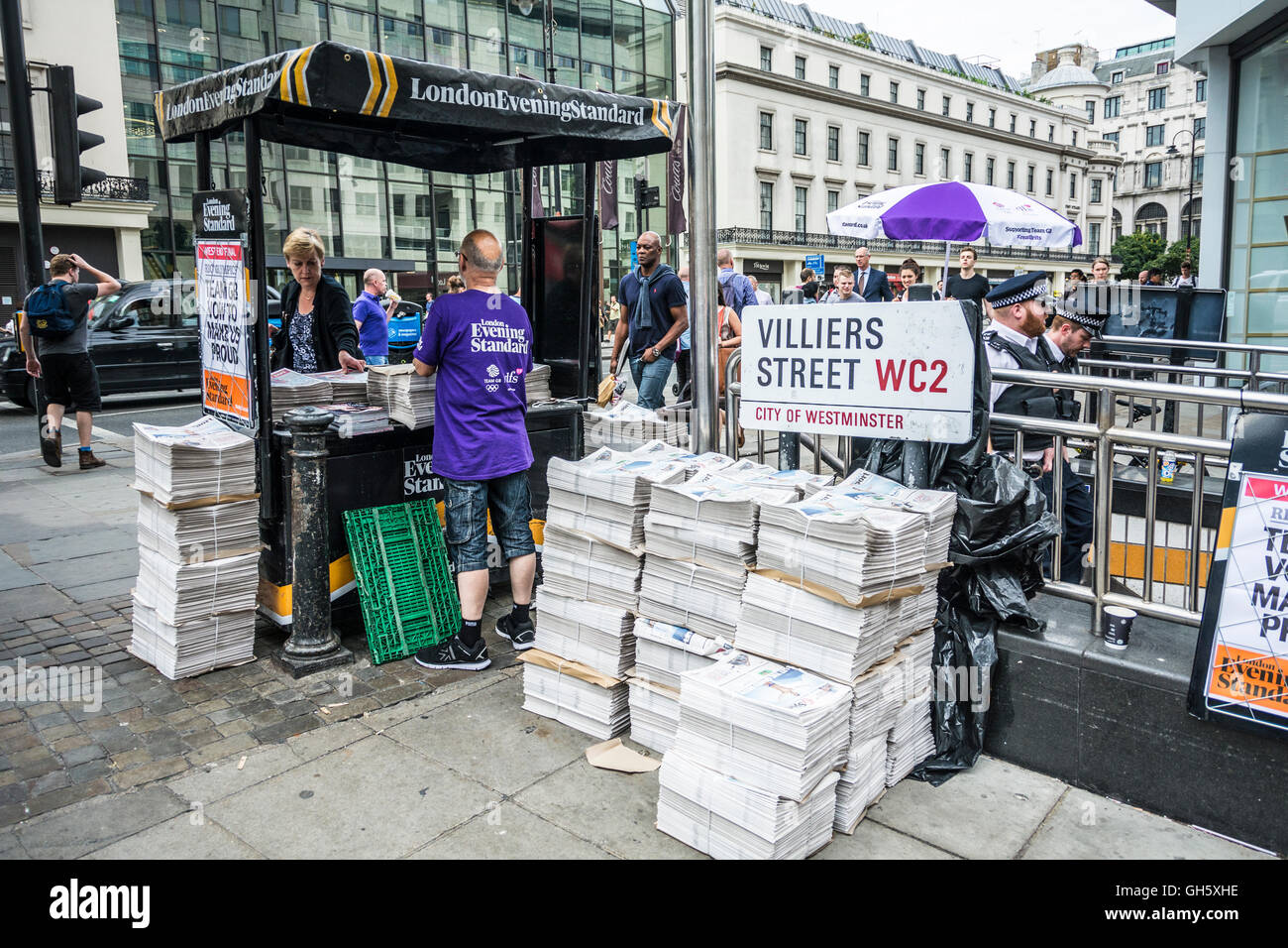 Newspaper kiosk booth newspapers hi-res stock photography and images ...