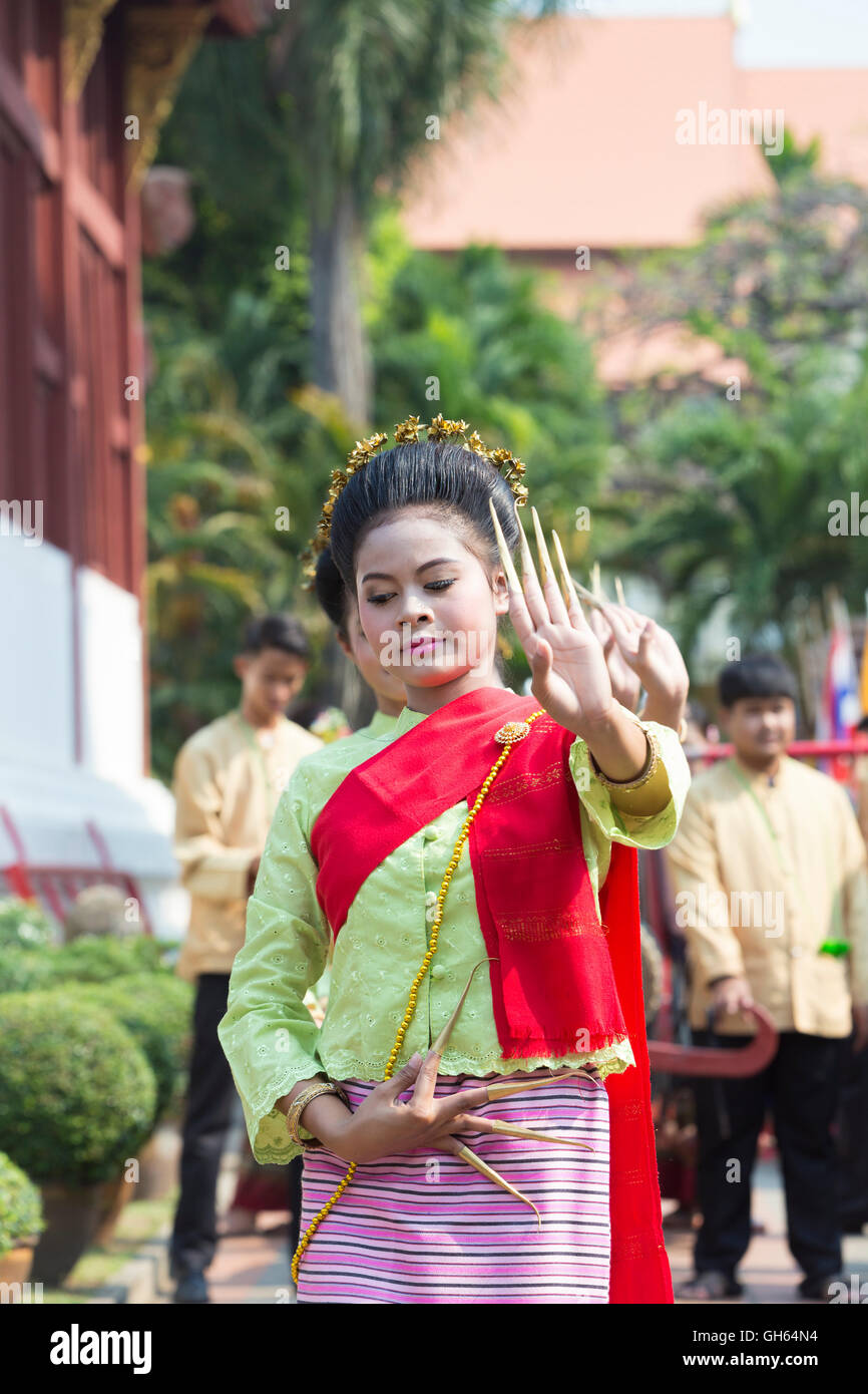 Traditional thai dancing at the Songkran Day Parade of Buddha statues ...
