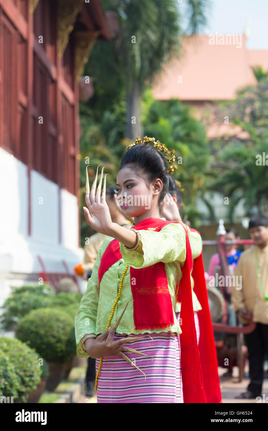 Traditional thai dancing at the Songkran Day Parade of Buddha statues ...