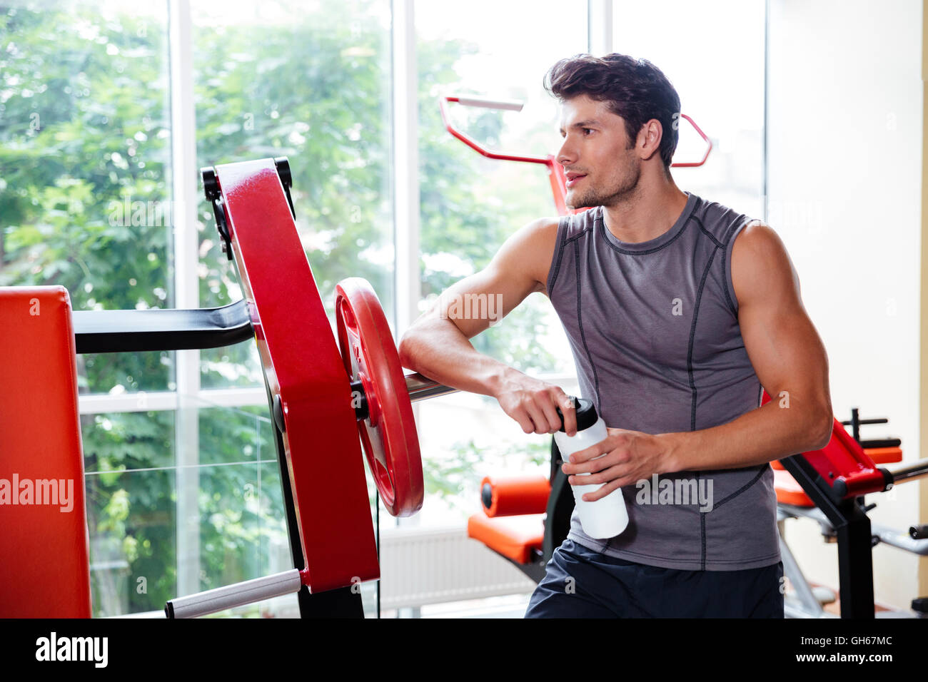Bodybuilder resting holding water bottle hi-res stock photography and ...