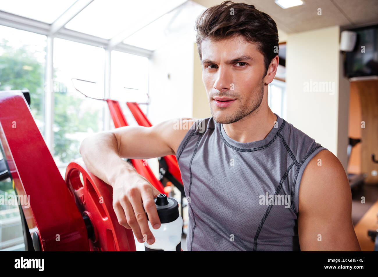 Bodybuilder resting holding water bottle hi-res stock photography and ...