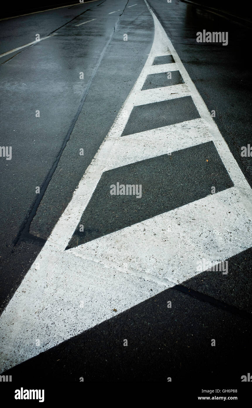Wet_road hi-res stock photography and images - Alamy