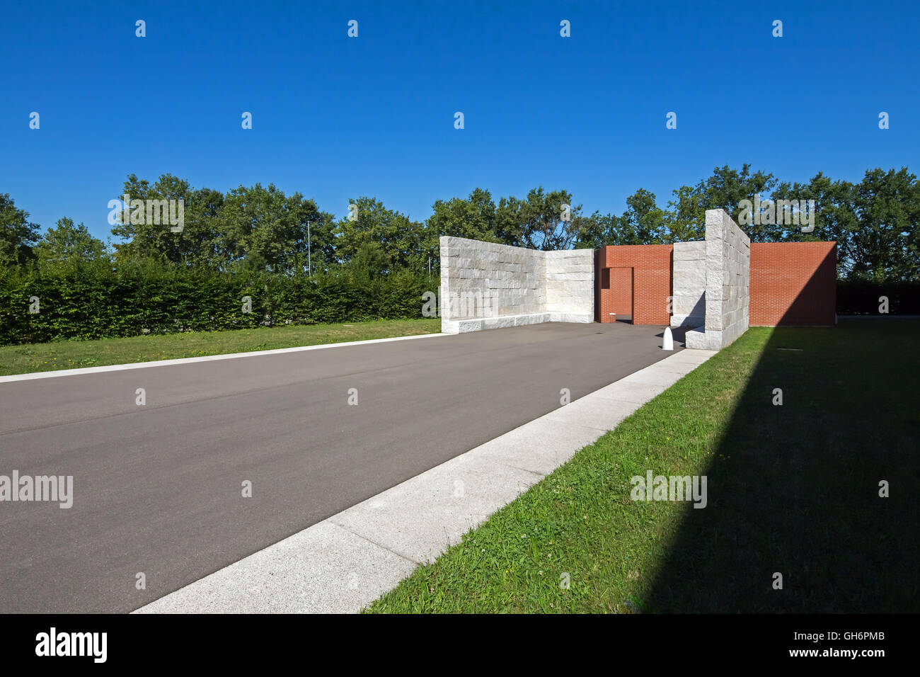 The promenade with “open rooms” by Àlvaro-Siza at the Vitra Campus ...