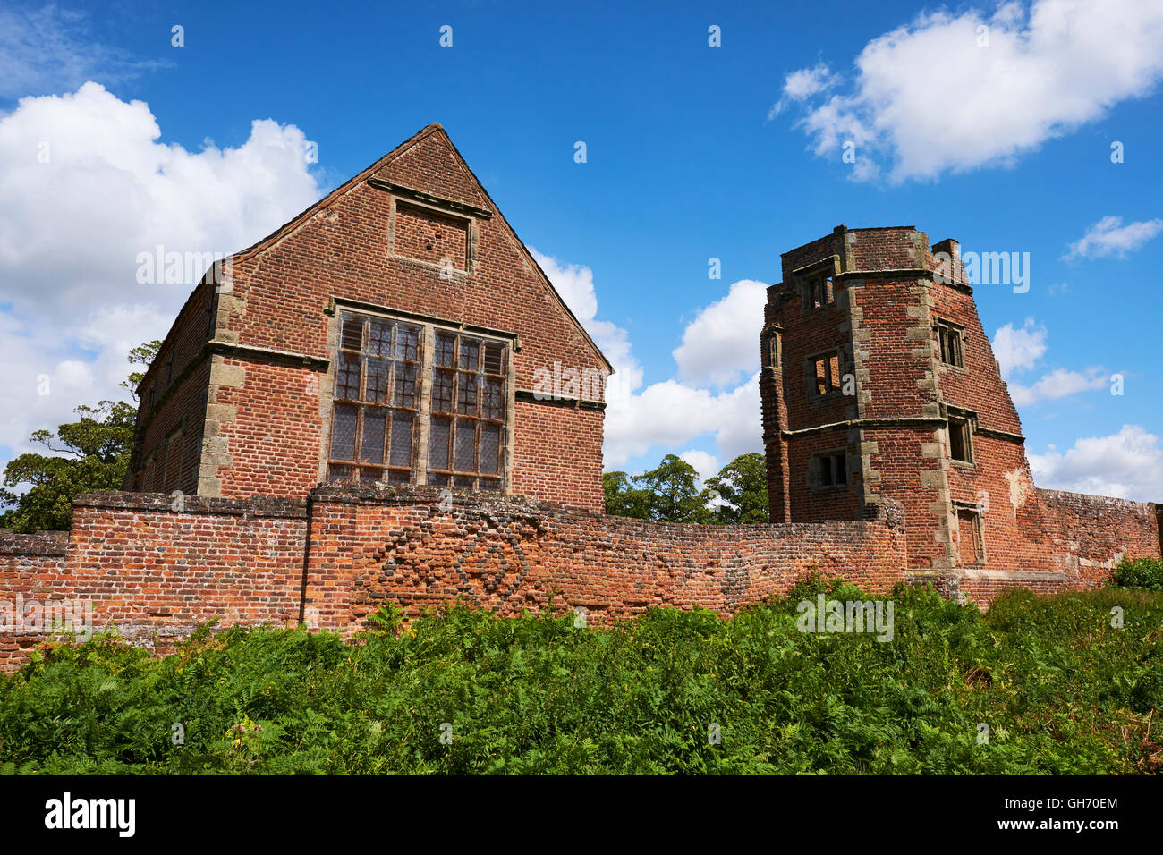 Bradgate park leicestershire ruins bradgate hi-res stock photography ...