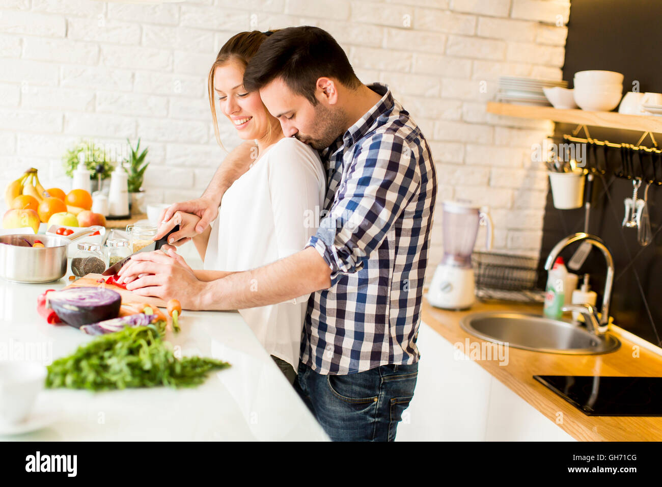 Couple cooking together in the modern kitchen at home Stock Photo - Alamy