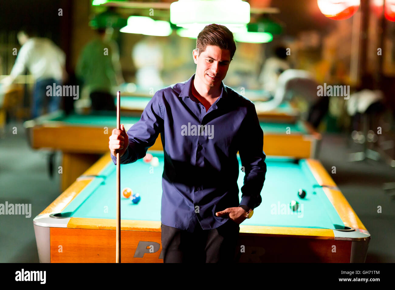 Portrait of a young man playing snooker Stock Photo - Alamy