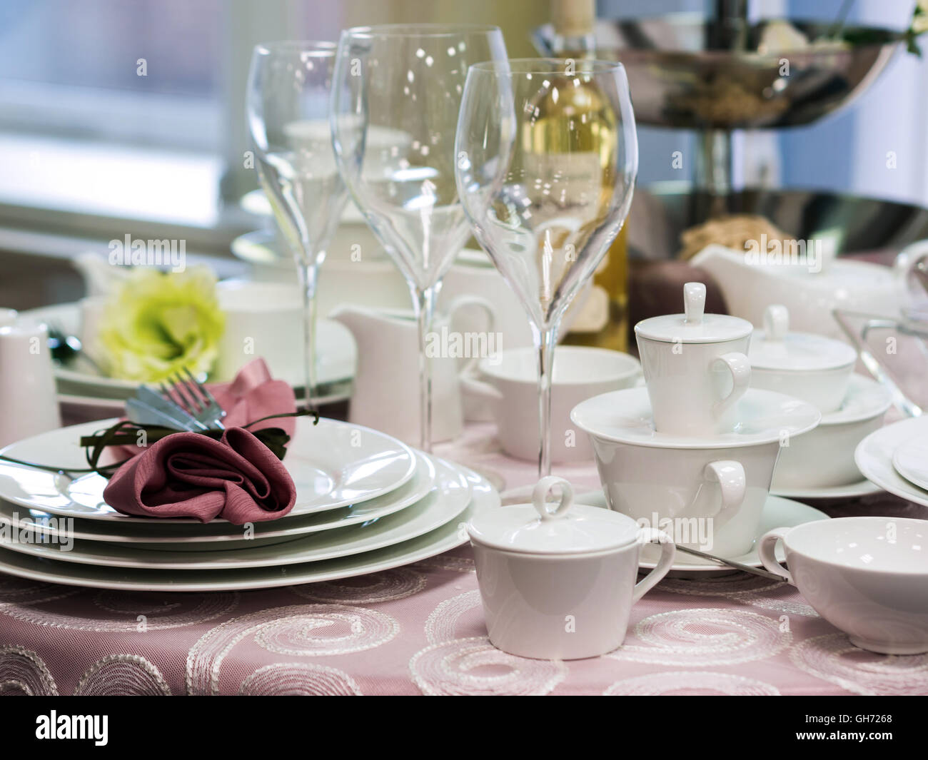 Stacked white dishes hi-res stock photography and images - Alamy